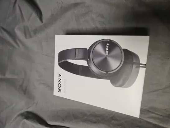 Lot 47: SONY MDR-ZX310 OVER-EAR HEADPHONES - 5377439 | Simon Charles ...