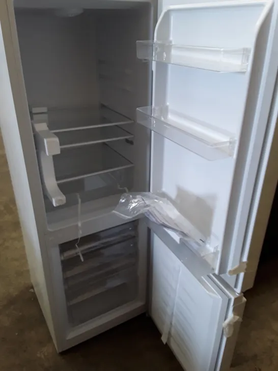 Lot 446: FRIDGEMASTER 50cm FREESTANDING 60/40 FRIDGE FREEZER IN WHITE ...