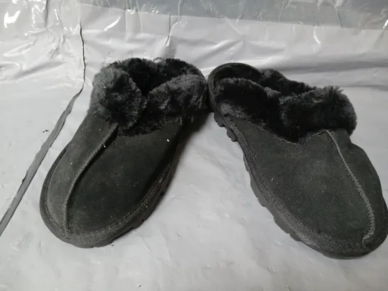 Lot 1027: APPROXIMATELY 33 ASSORTED SLIPPERS IN BLACK - 4963752 | Simon ...
