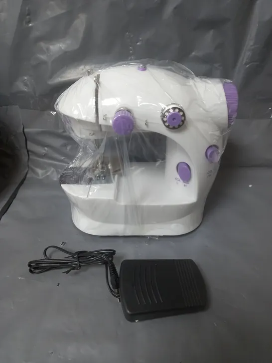 Lot 6076: BOXED SM-202A MINI SEWING MACHINE - 4949820 | Simon Charles ...