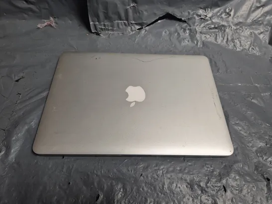 Lot 1304: APPLE MACBOOK PRO - MODEL A1502 - 5271160 | Simon Charles ...