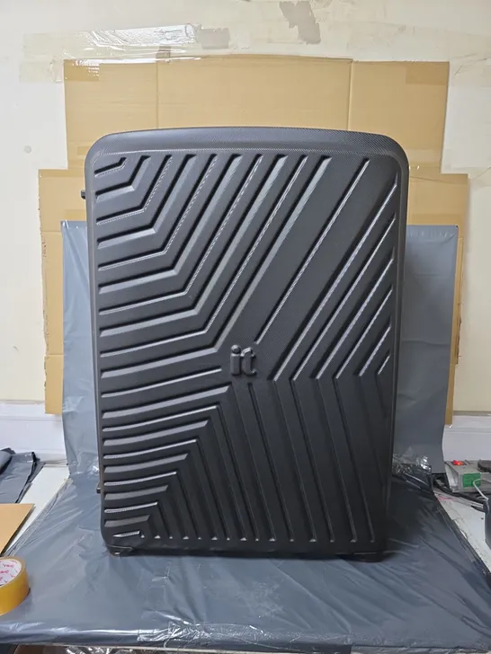Lot 8248: IT LUGGAGE CONVERTIBLE BLACK XXL SUITCASE - 5224420 | Simon ...