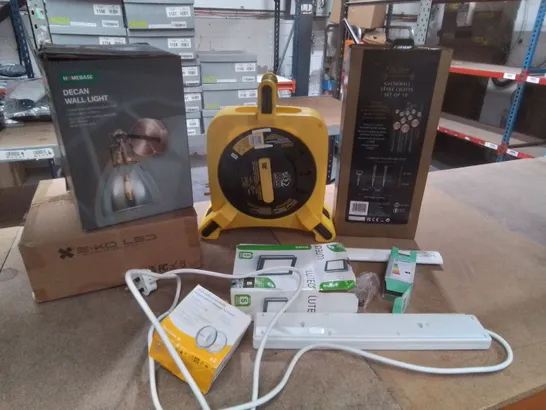 Lot 6077: BOX OF 8 ASSORTED ITEMS TO INCLUDE: DECAN WALL LIGHT, STAKE ...