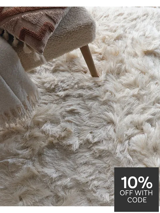 Lot 4201: MILAN LUXURY SHAGGY RUG IN IVORY 200X290CM - 5120292 | Simon ...