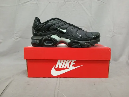 Lot 8053: BOXED PAIR OF NIKE AIR MAX PLUS SHOES IN BLACK/MINT SIZE UK 6 ...