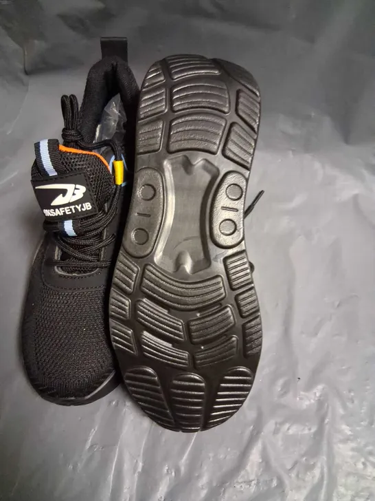 Lot 49: JB SAFETY BOOTS SIZE 36 - 5123395 | Simon Charles Auctioneers
