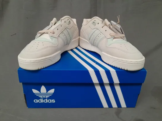 Lot 7005: BOXED PAIR OF ADIDAS RIVALRY LOW W SHOES IN OFF WHITE/PASTEL ...