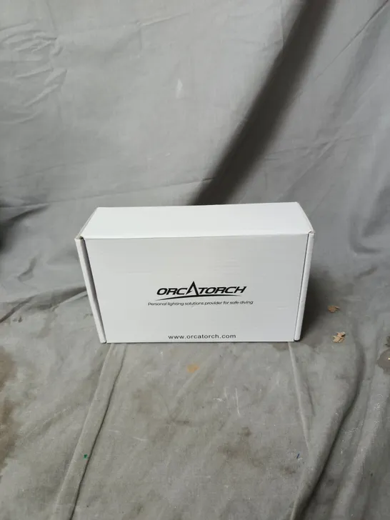 Lot 9830: ORCATORCH D710V MK2 DIVE LIGHT WITH 5000MAH BATTERY – CASE ...