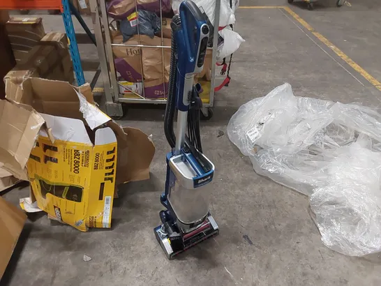 Lot 901: SHARK STRATOS XL PET PRO UPRIGHT VACUUM CLEANER AZ3000UKT ...
