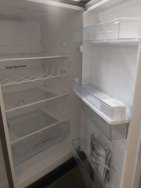 Lot 606: HISENSE RB327N4WCE 55cm FREESTANDING 50/50 FRIDGE FREEZER ...
