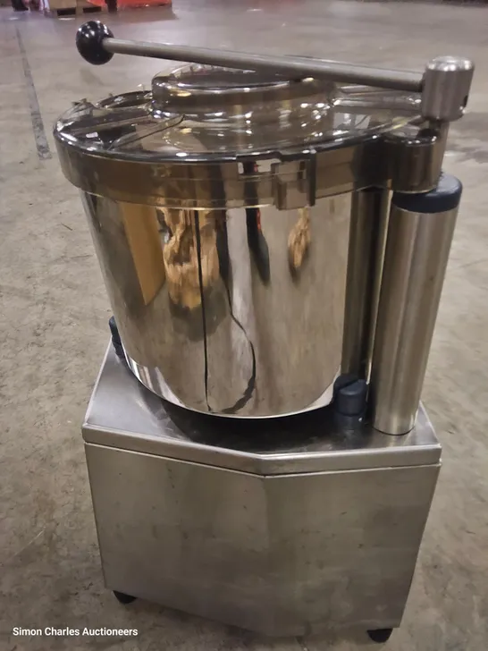 Lot 1043: BOXED METCALF MC8 7L FOOD PROCESSOR - 4552358 | Simon Charles ...