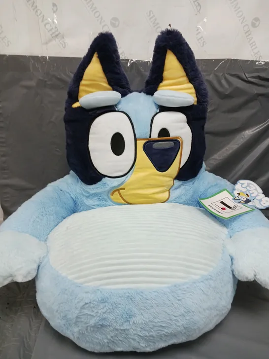 Lot 1275: BLUEY PLUSH CHAIR IN BLUE - 4924221 | Simon Charles Auctioneers