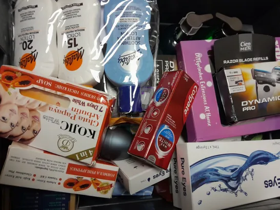 Lot 336: APPROXIMATELY 15 ASSORTED COSMETICS ITEMS TO CIEN MEN DYNAMIC ...