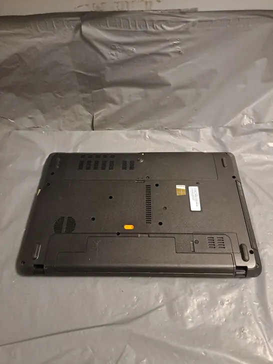 Lot 4023: ACER WINDOWS 8 LAPTOP IN SILVER - 5173672 | Simon Charles ...