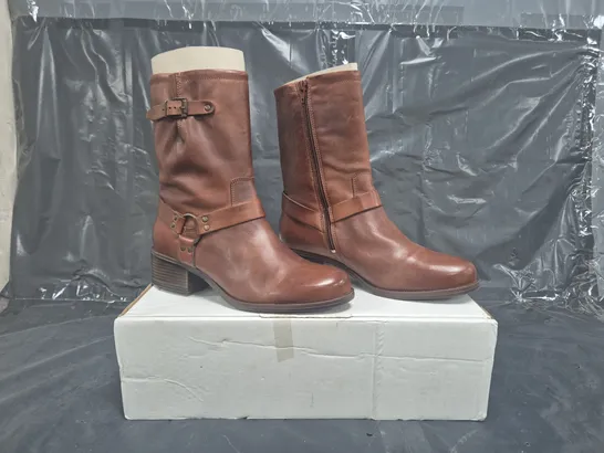 Lot 520: BOXED PAIR OF MODA IN PELLE ORMIE LEATHER BOOTS IN TAN SIZE 9 ...