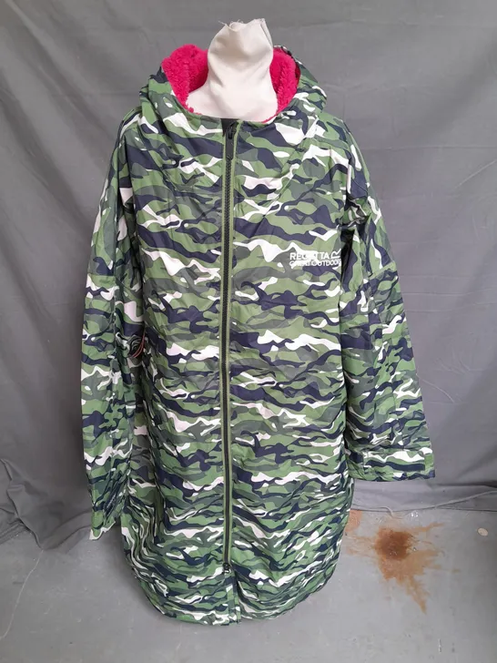 Lot 4307: REGATTA GREAT OUTDOORS ADULT WATERPROOF ROBE IN CACTUS CAMO ...