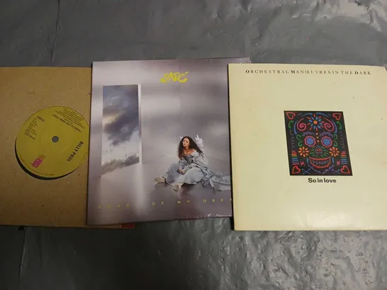 Lot 59: LOT OF APPROXIMATELY 15 ASSORTED 7" VINYLS TO INCLUDE BILLY ...