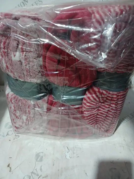Lot 7077: OUTLET COZEE HOME PLAIN TEXTURED PACK OF 3 VELVETSOFT THROWS ...