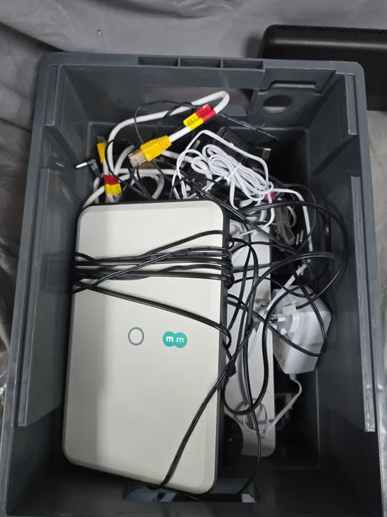 Lot 851: BOX OF APPROXIMATELY 20 HOUSEHOLD/ELECTRICAL ITEMS TO INCLUDE ...