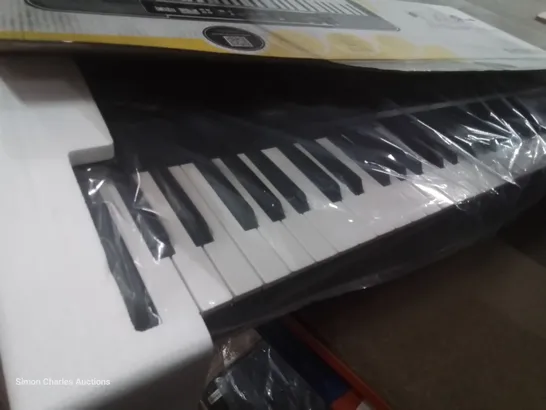 Lot 2148: BOXED YAMAHA PSR-FS2 DIGITAL KEYBOARD - 4520768 | Simon ...