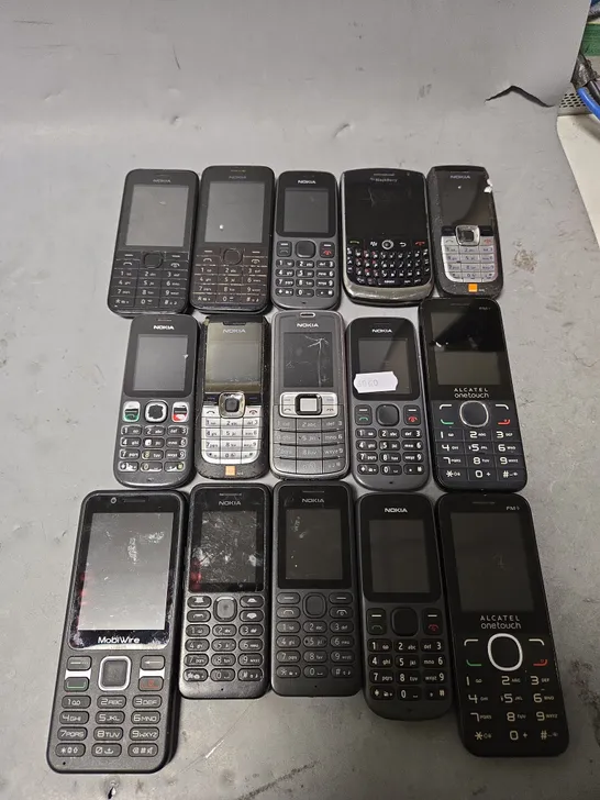 Lot 7060: APPROXIMATELY 14 ASSORTED MOBILE PHONES TO INCLUDE ...