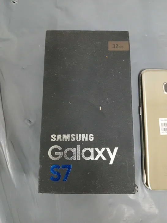 Lot 3742: BOXED SAMSUNG GALAXY S7 MOBILE PHONE IN GOLD - SM-G930F ...