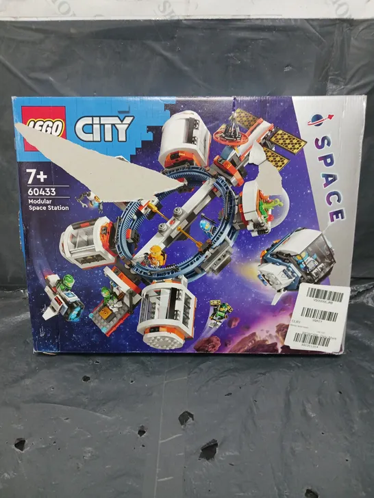 Lot 9453: LEGO CITY MODULAR SPACE STATION WITH SPACE SHUTTLE TOY 60433 ...