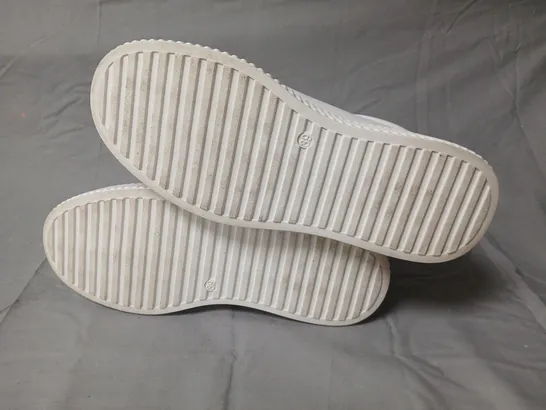 Lot 329: PAIR OF HUSH PUPPIES WHITE CHUNKY SOLED TRAINERS IN WHITE - 39 ...