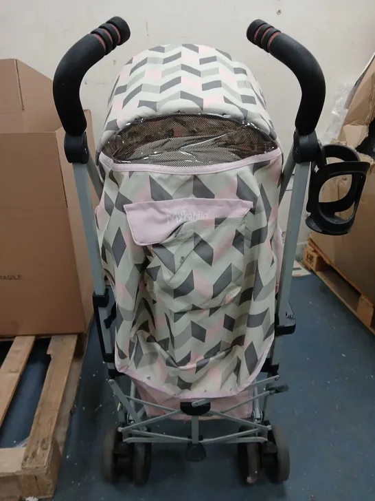 Lot 1243: MY BABIIE MB02 STROLLER - PINK AND GREY CHEVRON // COLLECTION ...