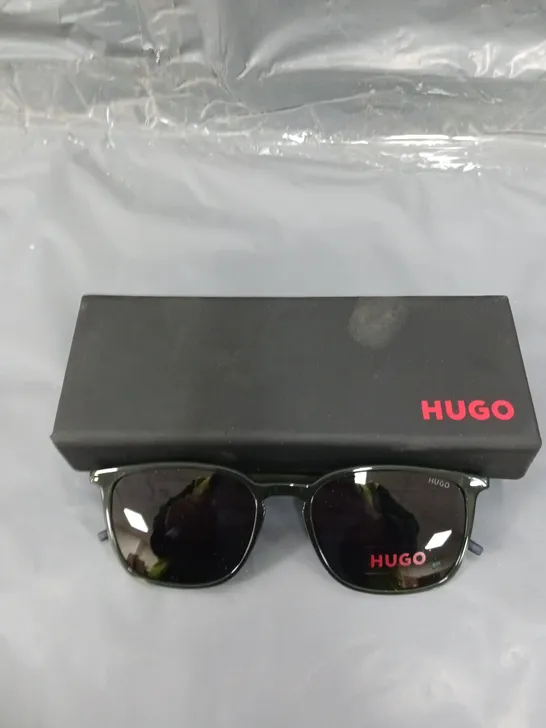 Lot 1239: HIGO BOSS SQUARE SUNGLASSES - 4923473 | Simon Charles Auctioneers