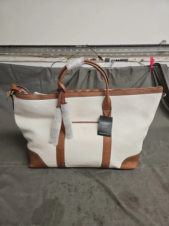 Lot 8080: OSPREY SAVANNA WEEKENDER BAG IN GRAINY HIDE IVORY ONE SIZE ...
