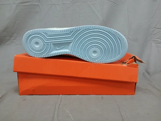 Lot 8040: BOXED PAIR OF NIKE AIR FORCE 1 CUSTOM KEEP FRESH SHOES IN OFF ...
