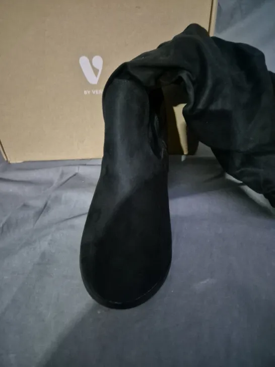 Lot 9052: BOXED PAIR OF VERY HIGH BOOTS IN BLACK - 9 - 4975328 | Simon ...