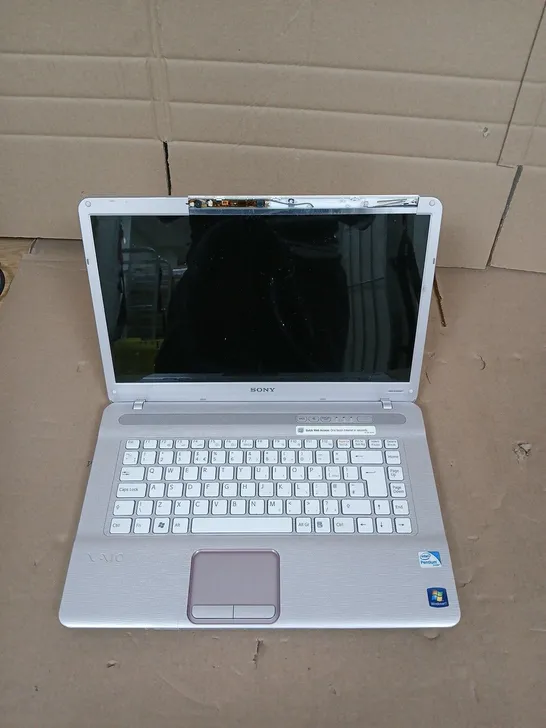 Lot 3223: SONY VAIO PINK PERSONAL COMPUTER - PCG-7185M - 5078148 ...