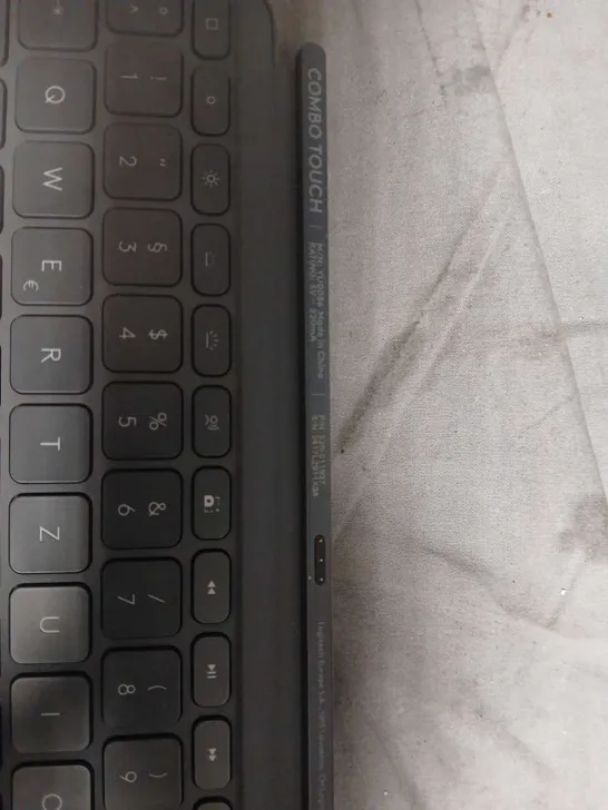 Lot 413: LOGI COMBO TOUCH KEYBOARD CASE FOR IPAD – SPACE GREYYU0086 ...