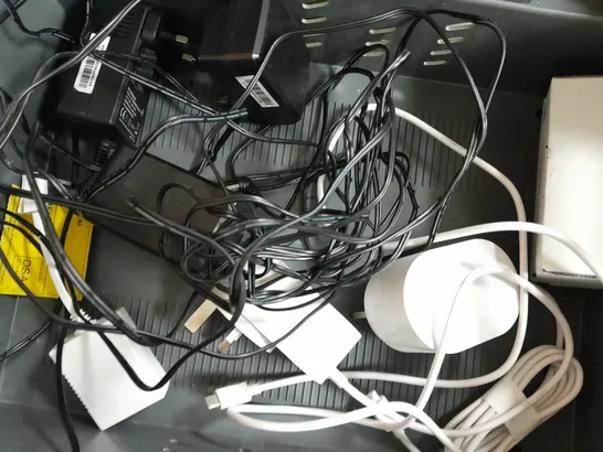 Lot 7402: APPROXIMATELY 15 ASSORTED ITEMS TO INCLUDE SKY GLASS MULTI ...