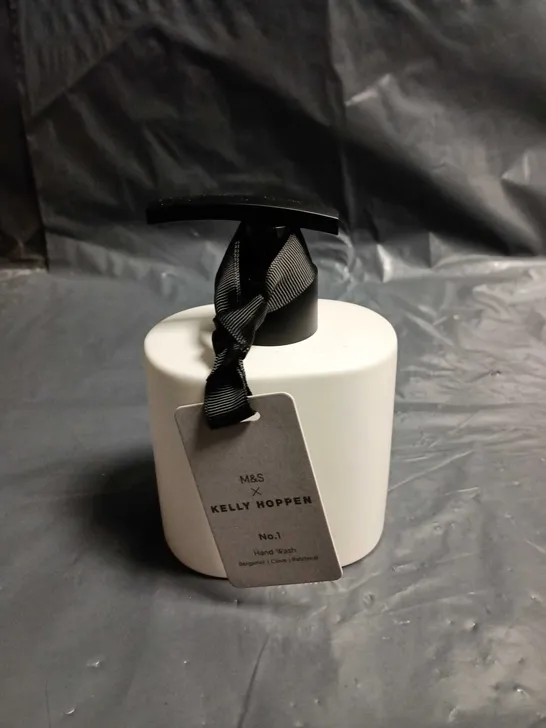 Lot 2401: M&S X KELLY HOPPEN HAND WASH NO.1 – PUMP DISPENSER - 5441329 ...