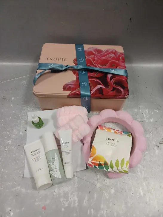 Lot 561: BOXED TROPIC SKINCARE GIFT SET - 4991507 | Simon Charles ...