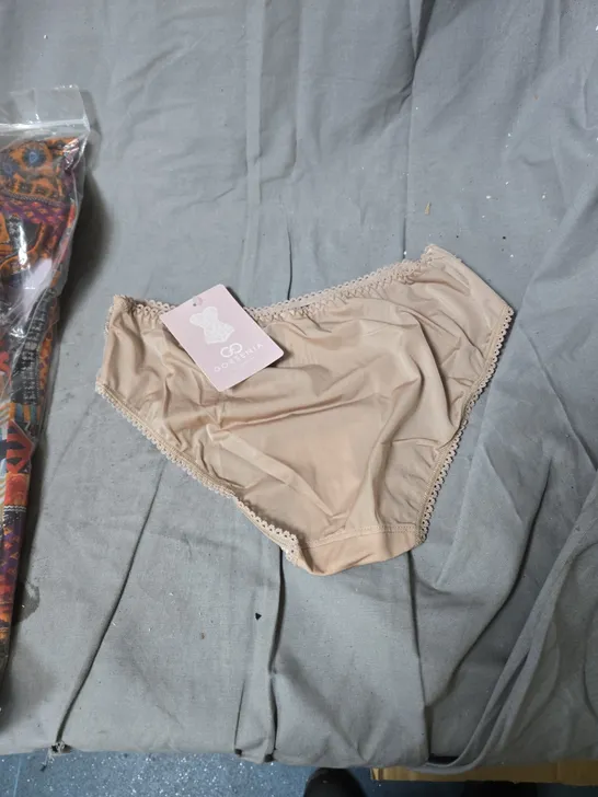 Lot 3343: BOX OF APPROXIMATELY 20 ASSORTED CLOTHING ITEMS INCLUDING ...
