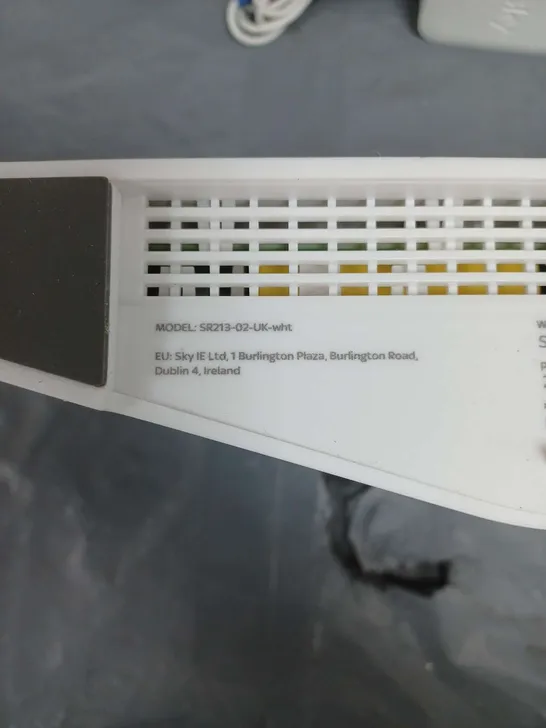 Lot 4055: SKY BROADBAND HUB WITH POWER SUPPLY MODEL NUMBER SR213-02-UK ...