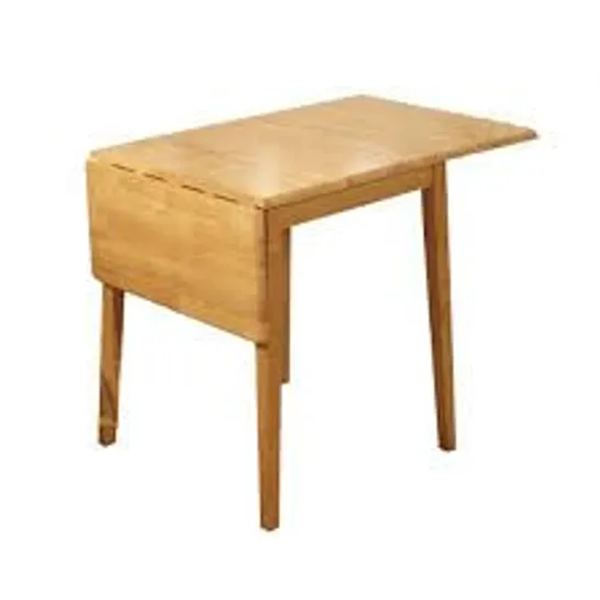 Lot 2586: BOXED SWEDEN SOLID WOOD OAK DINING TABLE - LIGHT OAK EFFECT ...