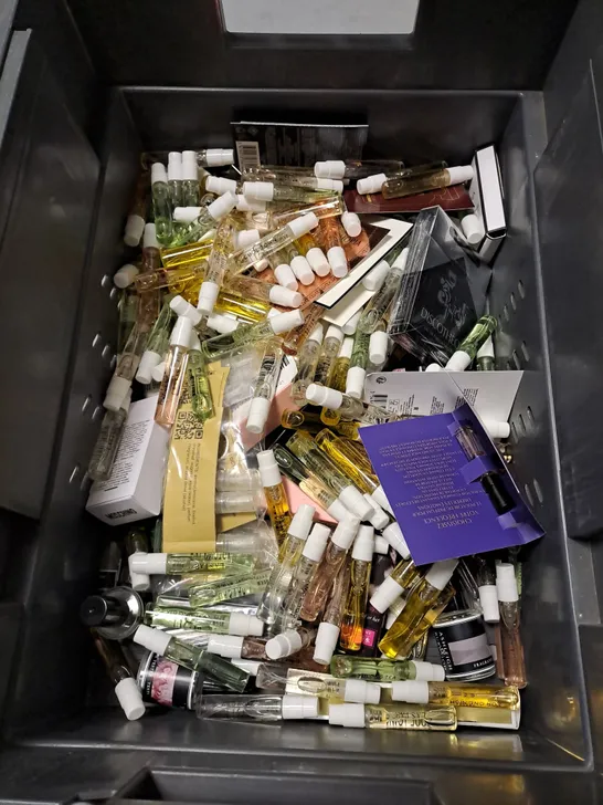 Lot 2094: APPROXIMATELY 30 ASSORTED FRAGRANCE SAMPLES AND MINIATURES ...