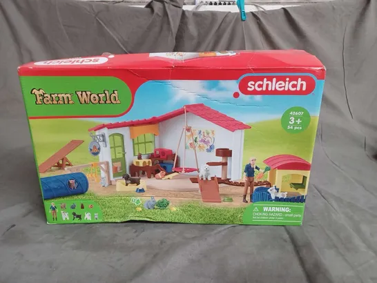 Lot 1007: BOXED SCHLEICH FARM WORLD PLAYSET - 5084139 | Simon Charles Auctioneers