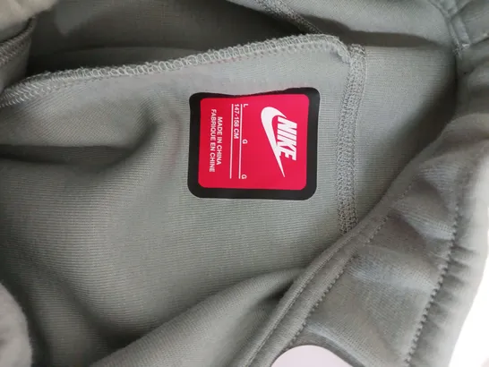 Lot 4494: KIDS NIKE TECH SAGE GREEN PANTS SIZE 147-158cm - 4648250 ...