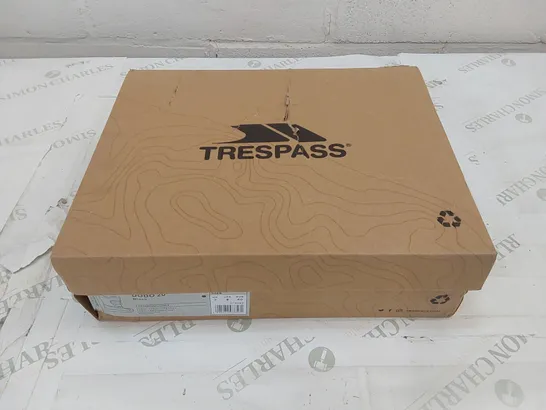 Lot 2088: BOXED TRESPASS DODO 20 ADULT SNOWBOOTS - SIZE 7 (1 BOX ...