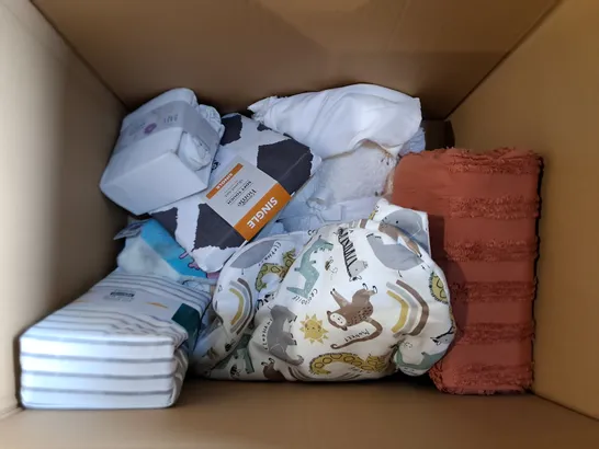 Lot 2653: LOT OF APPROXIMATELY 12 ASSORTED BEDDING AND SOFT FURNISHING ...