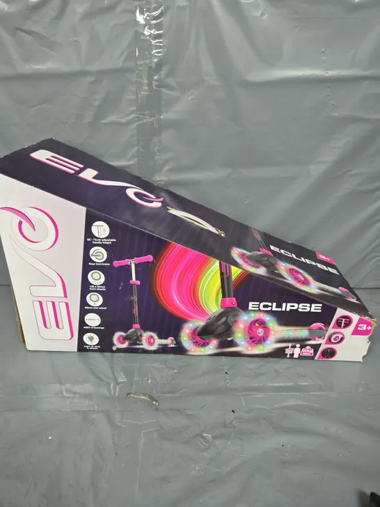 Lot 8108: BOXED EVO ECLIPSE 3 WHEEL SCOOTER - 5190057 | Simon Charles ...