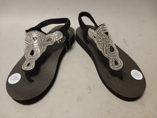 Lot 1031: BOXED PAIR OF CALI FROM SKECHERS YOGA FOAM TOE-POST SANDALS ...