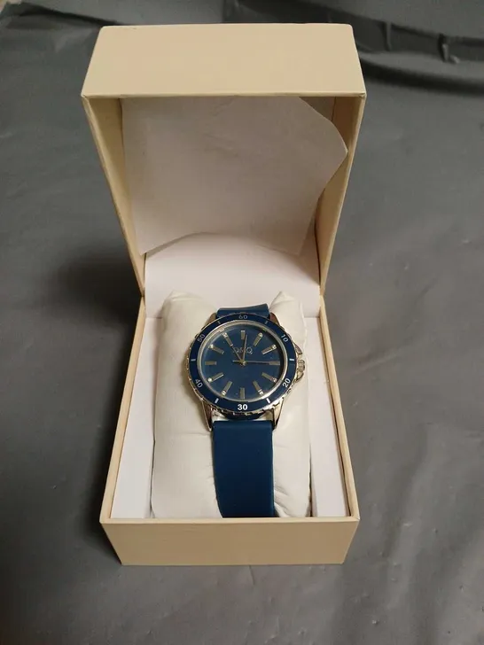 Lot 5122: BOXED DIAMONIQUE BLUE FACED WATCH WITH RUBBER STRAP - 4959620 ...