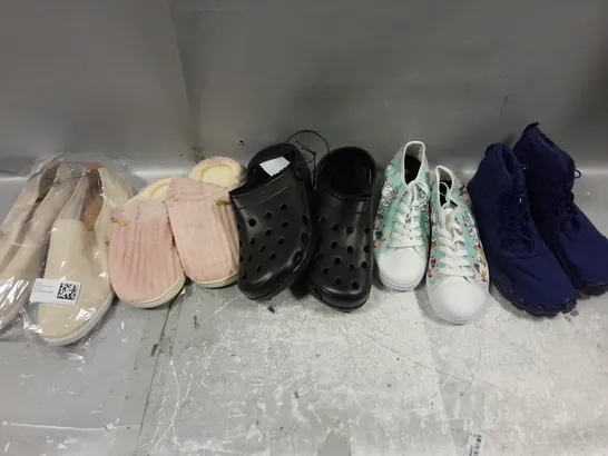 Lot 7004: BOX OF APPROXIMATELY 15 PAIRS OF ASSORTED SHOES IN VARIOUS ...